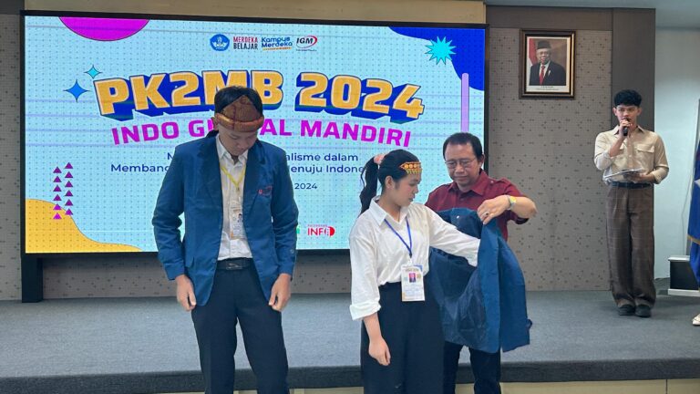 Penyematan Almamater Secara Simbolis oleh Rektor Universitas Indo Global Mandiri dalam PKKMB ...